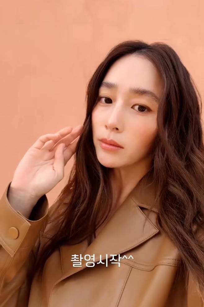 둘째맘 이민정 출산 세 달 만에 미모 컴백소프트 웨이브 펌 여신 분위기 완성 뷰티는 내운명