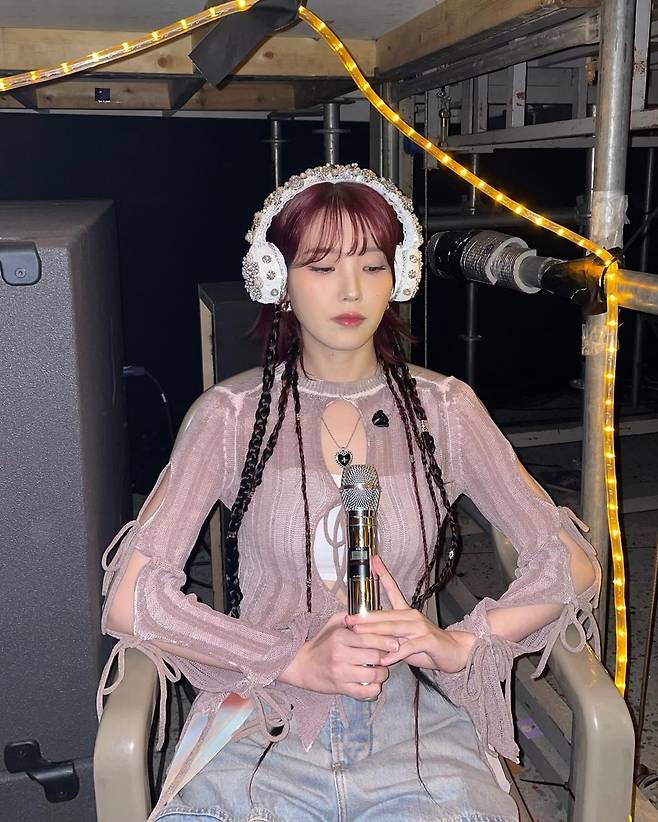 아이유 러블리한 플라워 패턴 원피스 돋보이는 서울 콘서트코디 라이프 뉴세이