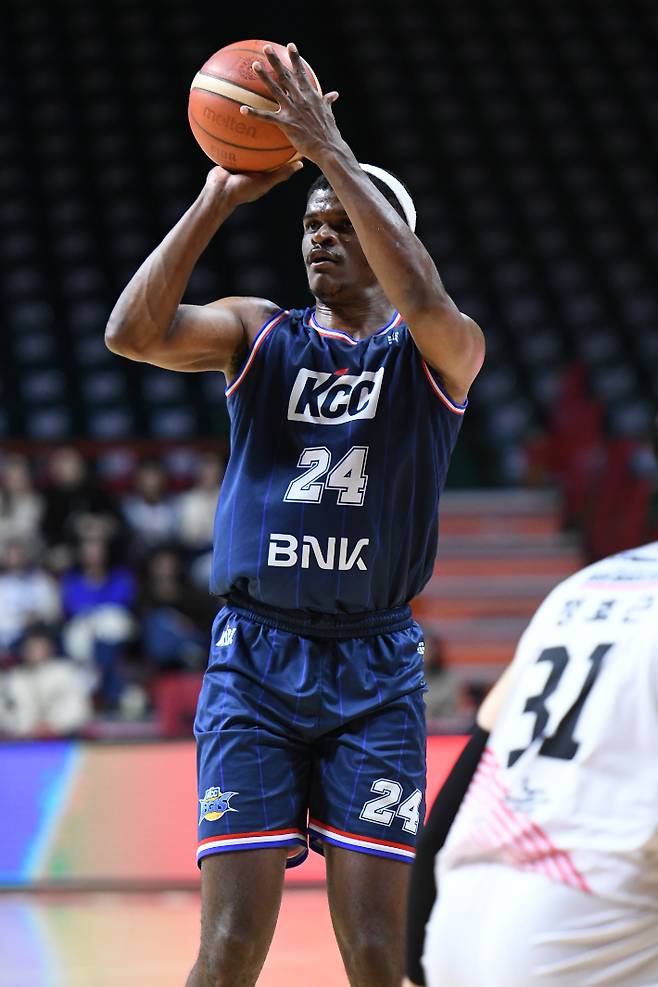 존슨의 36점·29리바운드…SK·KCC 4위 경쟁은 끝나지 않았다