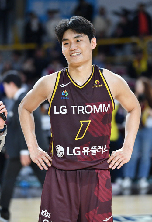 ‘최다 3점슛 신인왕 경쟁 마침표 찍은 Lg 유기상 고교 때 새벽마다 300개 슛 연습 한 번뿐인 신인왕 주변에 기쁨 주고파”