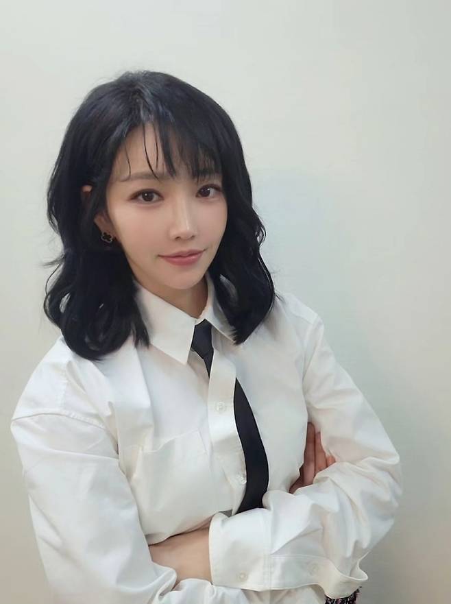 이유리 44세 맞아 놀라워 걸그룹 같은 셔츠and타이 프레피룩 패션엔