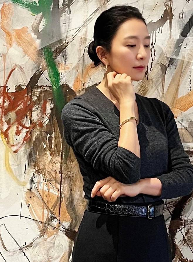 동안 미모 김희애 57세 맞아 기품 있는 아우라승무원 머리 로우 번 스타일링 뷰티는 내운명