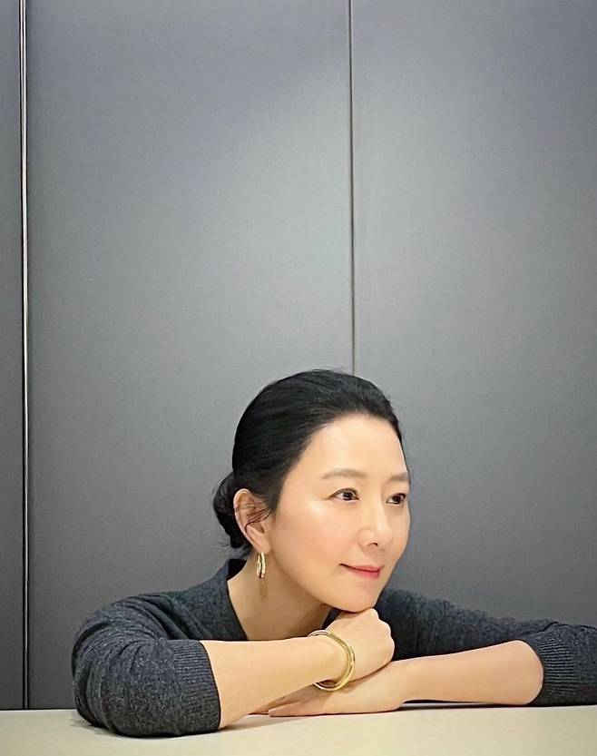 동안 미모 김희애 57세 맞아 기품 있는 아우라승무원 머리 로우 번 스타일링 뷰티는 내운명