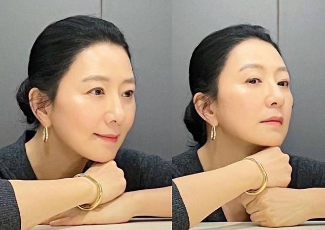 동안 미모 김희애 57세 맞아 기품 있는 아우라승무원 머리 로우 번 스타일링 뷰티는 내운명