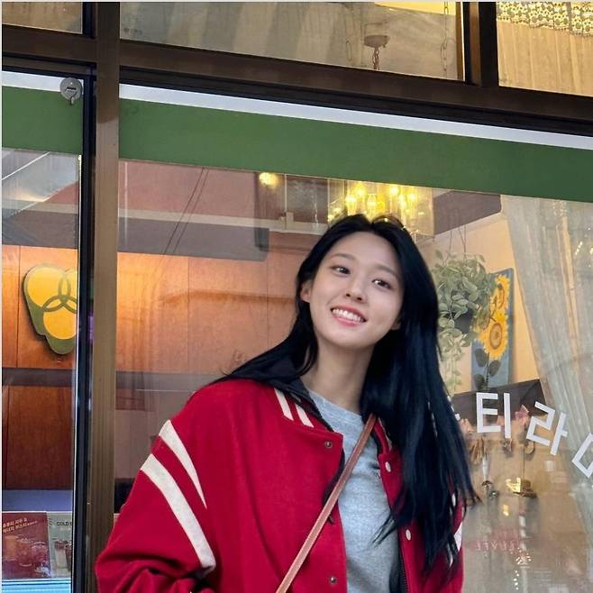 설현 이기적인 비율 자랑 대학생 같은 야구점퍼 미니스커트 나들이룩 스타와 패션