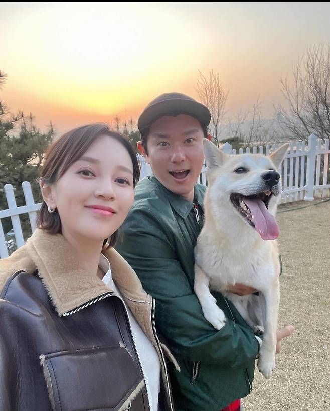 아유미 D 72 출산 임박 무스탕 재킷에 청바지 입고 여유 만끽 스타와 패션