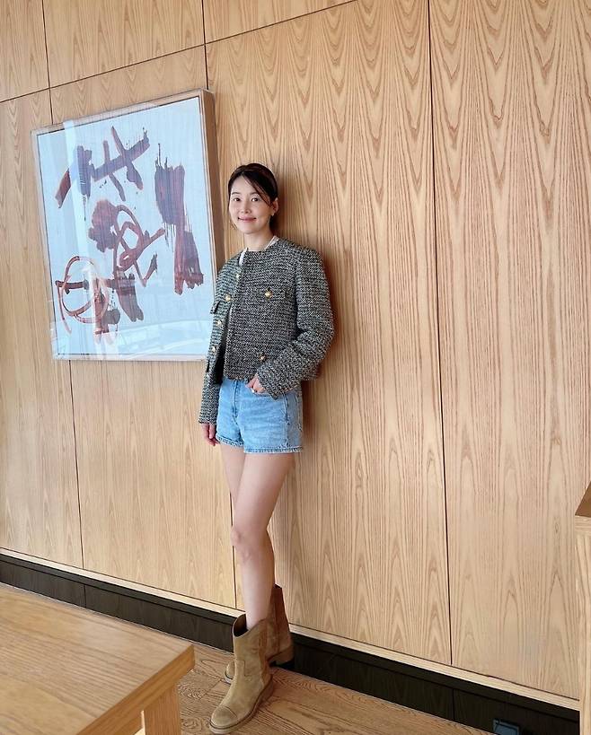 한지혜 트위드재킷에 청 반바지 입고 여유로운 티타임 스타와 패션