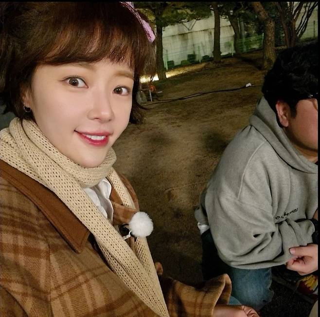황정음 14년 지났는데치즈 버거 사주고픈 최강 동안 체크 패턴 코트 머플러 패션 스타와 패션