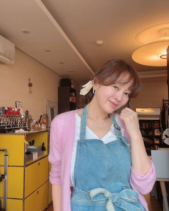 이승연 주부 9단 55세 파워 동안 놀랍다 앞치마 카디건 체크 패턴 바지 패션 스타와 패션