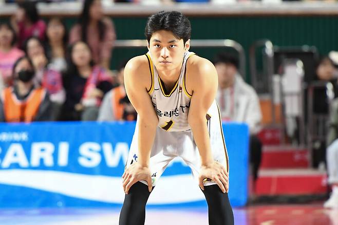 Kbl 시상식 ‘생애 한 번뿐인 영광 유기상 박무빈 꺾고 신인왕 쟁취