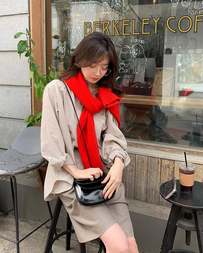 강민경 체크셔츠와 5부팬츠 입고 봄 나들이 외출 라이프업