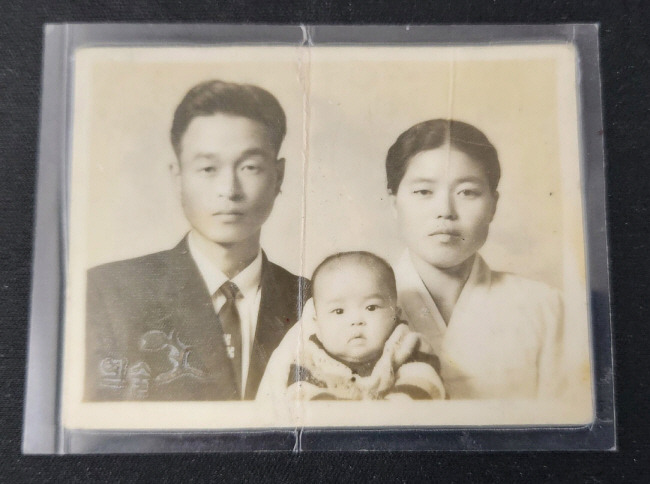 힘들어도 속말 한마디 않은 당신 이제야 술 한잔 따라드립니다 그립습니다