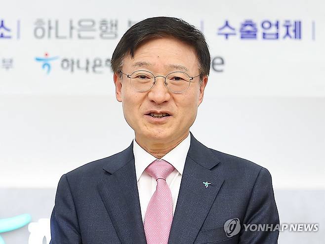 수출패키지 우대금융 1호 보증서 증정식 인사말하는 이승열 하나은행장