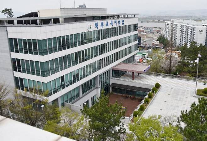부산북부교육청 간부 공무원이 학교급식 위생 챙긴다