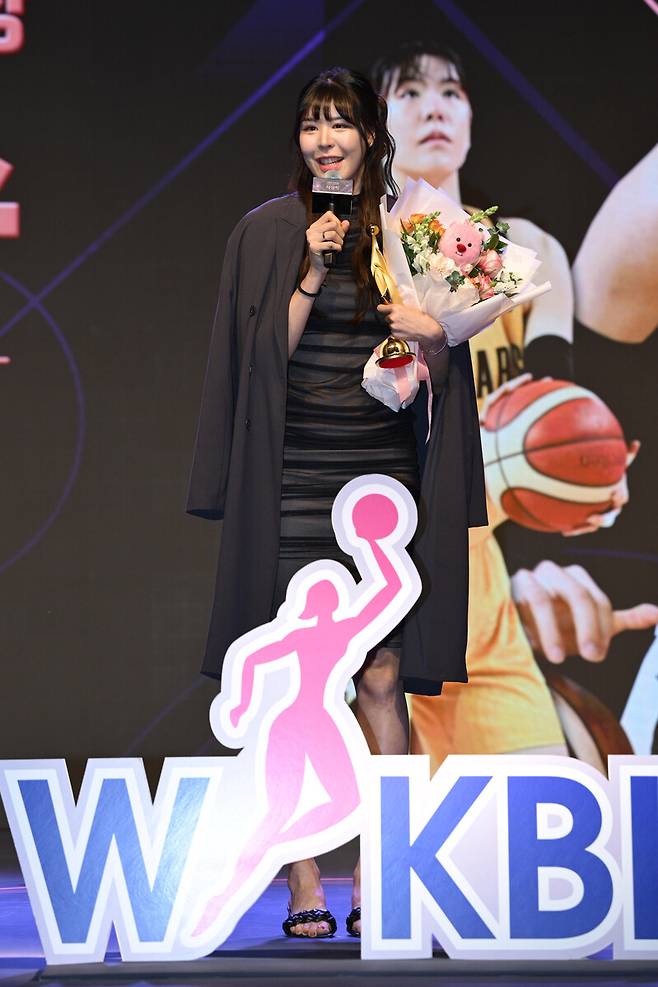 [WKBL 시상식] '가장 높고 압도적인 수비수' KB스타즈 박지수, 우수수비선수상 수상 … 6관왕 달성