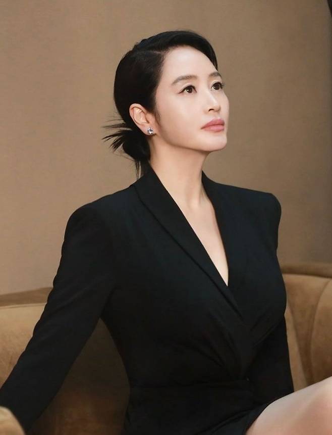 김혜수 원피스 하나로 끝 범접불가 절대 우아미 블랙 원피스 파워슈트룩 패션엔