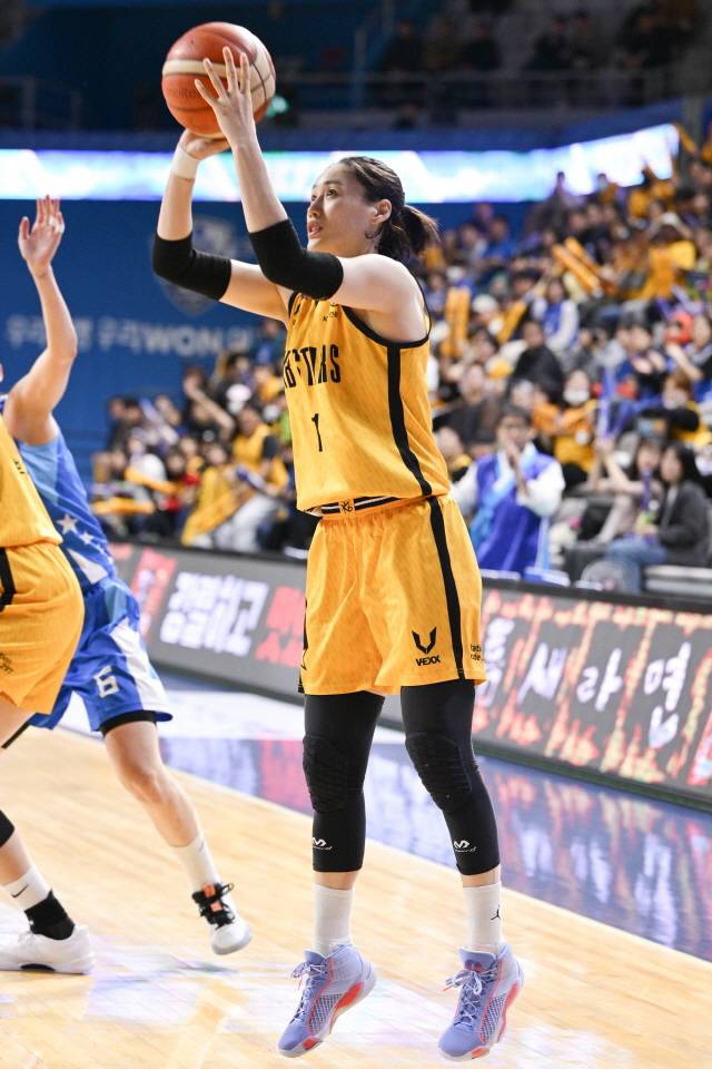 WKBL 역대 ‘최고 슈터’ 강이슬, 개인 통산 7번째 3득점상 수상···‘국보센터’ 박지수는 ‘7관왕 이상’ 도전 [MK현장]