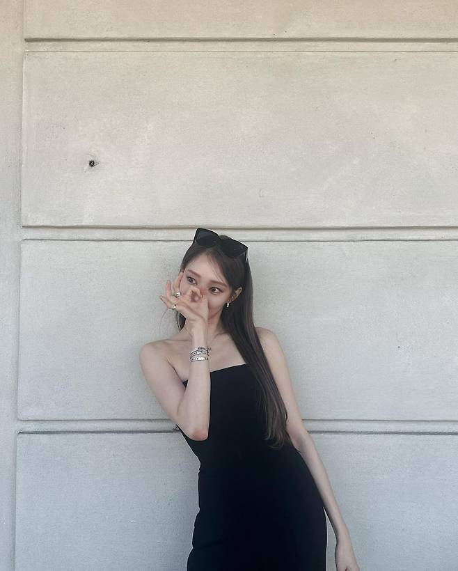 이성경블랙탑과 와이드 팬츠 입고 오픈카 앞에서 찰칵 라이프업