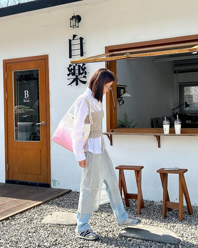 이시영 스커트와 청바지 레이어드 코디로 카페나들이 라이프 뉴세이