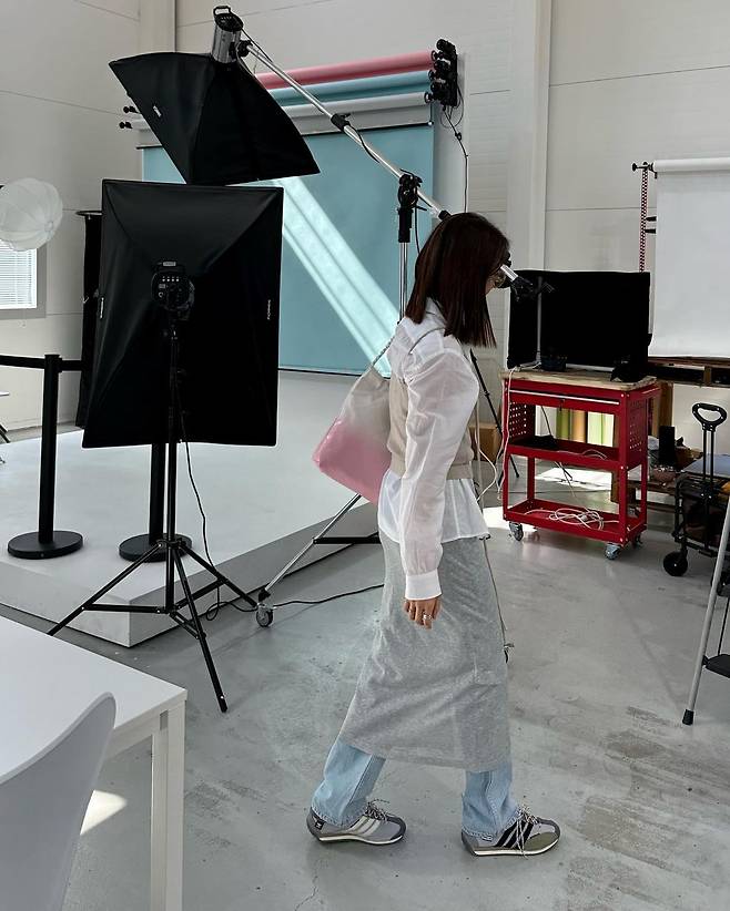 이시영 스커트와 청바지 레이어드 코디로 카페나들이 라이프 뉴세이