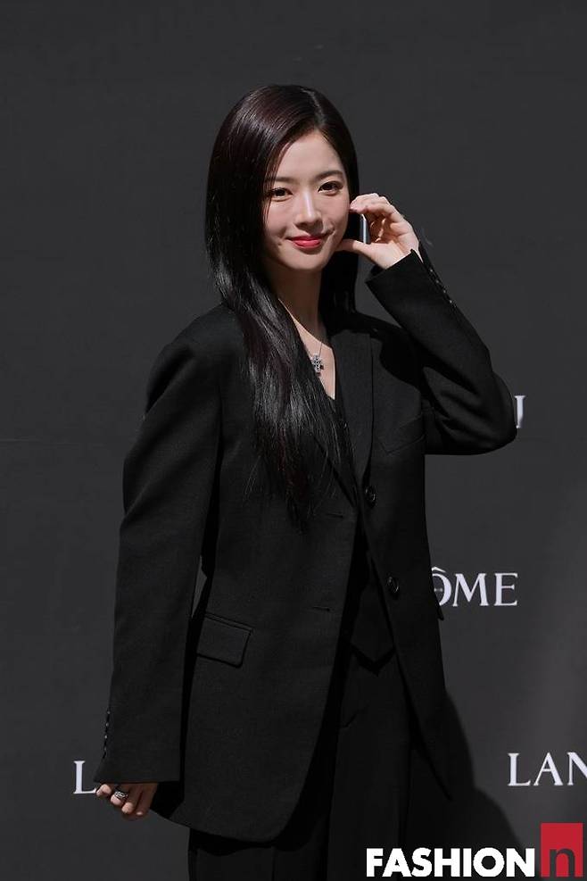 39㎏ Mz여신 노정의 성수동에 뜬 예쁜 여배우단아한 블랙 슈트룩 패션엔