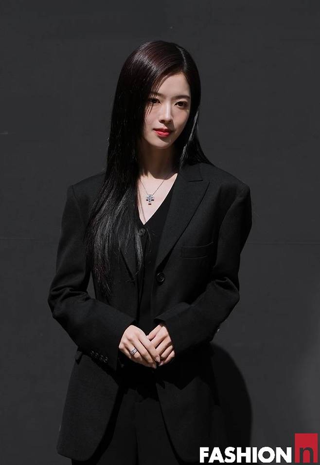 39㎏ Mz여신 노정의 성수동에 뜬 예쁜 여배우단아한 블랙 슈트룩 패션엔