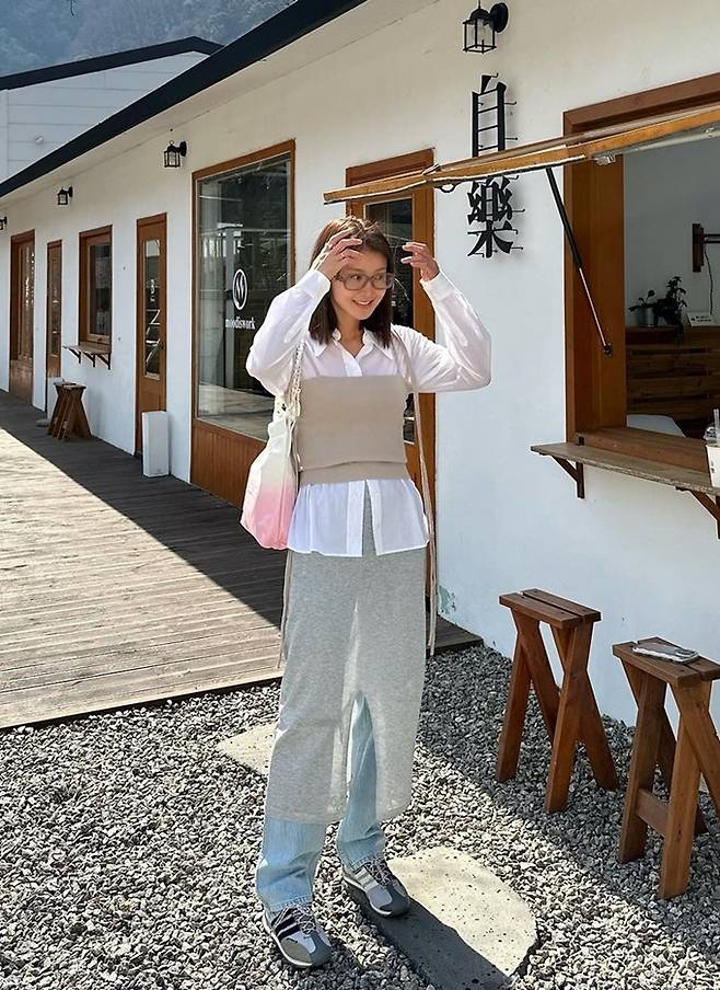 이시영 안경 쓰니 더 스마트 셔츠 위에 크롭톱 더 어려진 레이어드룩 패션엔
