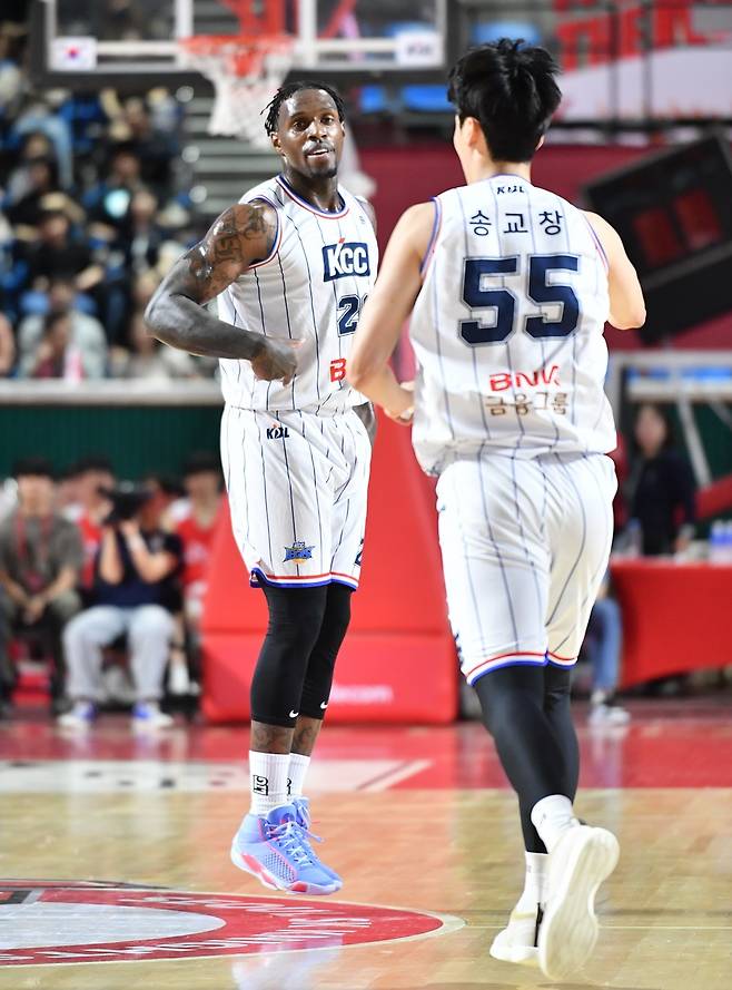 '4강까지 1승 남았다' KCC, SK에 1·2차전 모두 대승…공격에서 압도했다