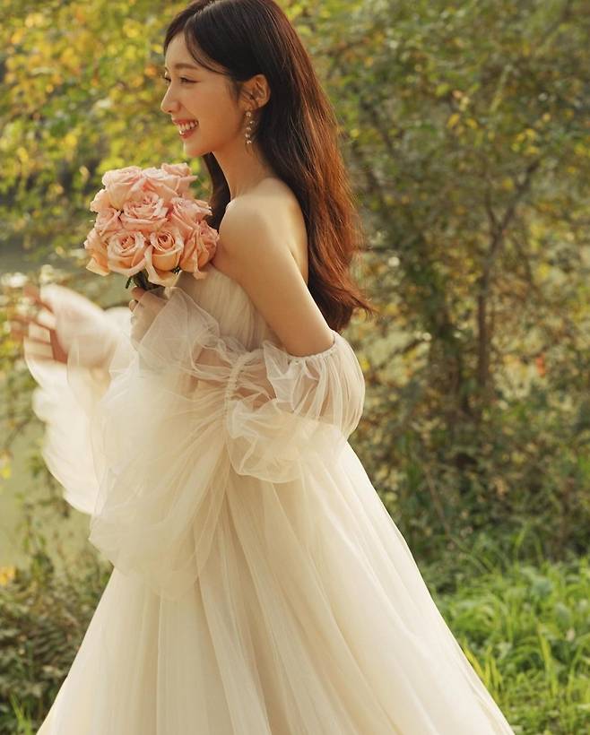 김옥빈 동생 채서진 결혼 하루 전 순백의 웨딩드레스언니랑 똑닮았네 스타와 패션
