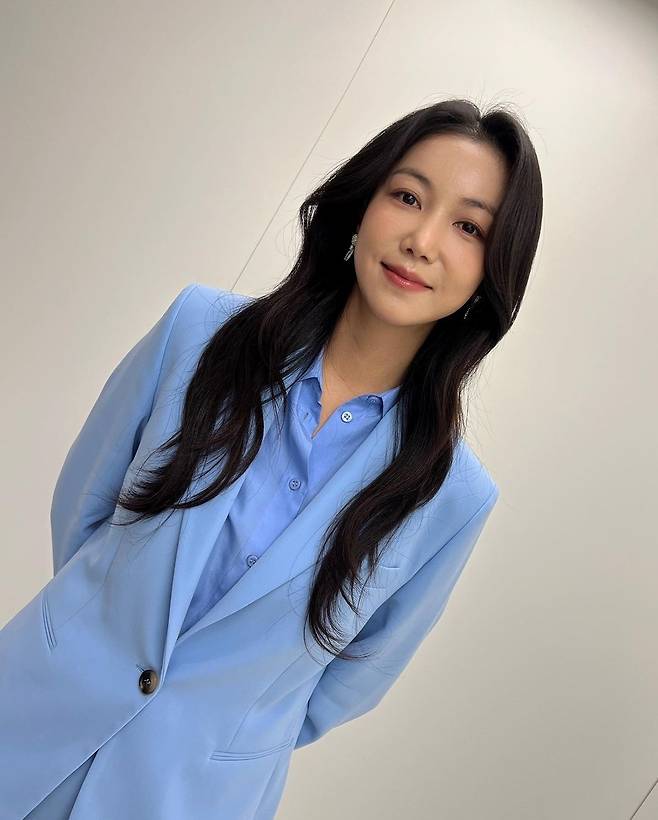 김옥빈 똑닮은 막냇동생 결혼식 빛낸 단아한 슈트 셋업 패션 스타와 패션