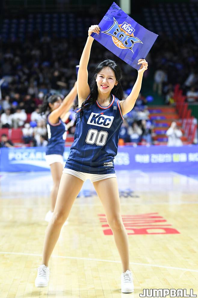 [오늘의 농구장여신] KCC 치어리더 '함께 외쳐요, 최강 KCC'
