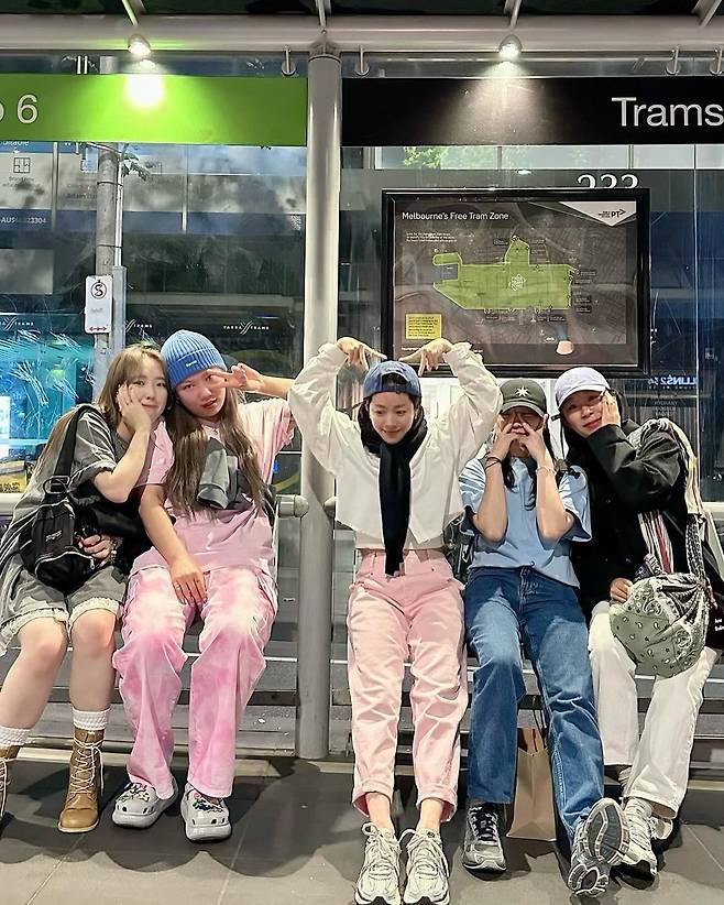 한지민 핑크팬츠와 흰 셔츠 걸치고 전시회 방문 라이프업