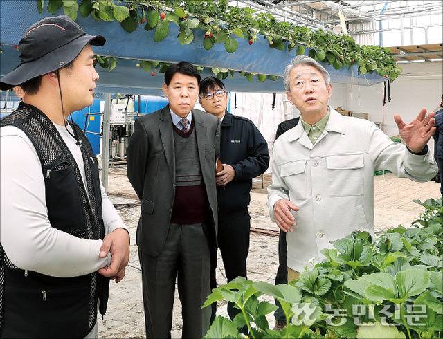 작물별 맞춤 스마트팜 보급 돈버는 농업 만들기 힘쓸 것”