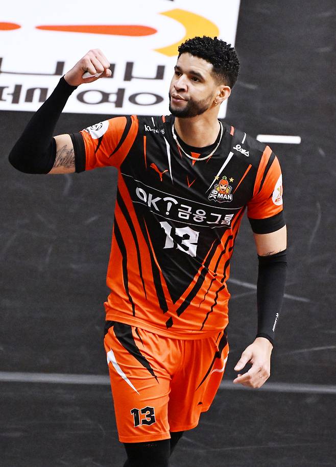 ‘쿠바 특급’ 레오, 통산 4번째 MVP 수상…아들 앙투안 “아버지와 함께 프로 무대서 뛰고파”