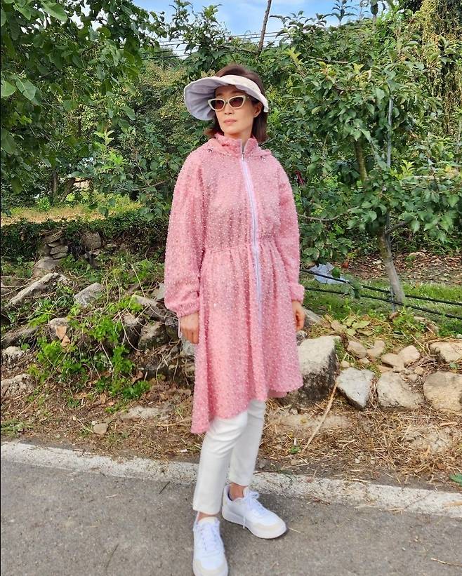 나영희 우아한 62세 멋쟁이 레이스부터 스팽글까지화려한 원피스 재킷룩 스타와 패션