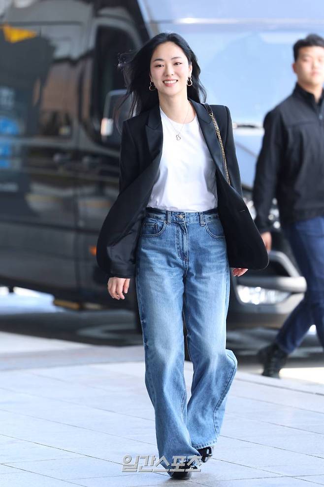 포토 전여빈 햇살 걸음걸이