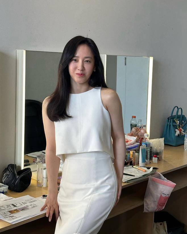 엄청난 동안에 너무 예뻐서 아무도 51세라고 믿지 않는 여배우 셀럽스케치