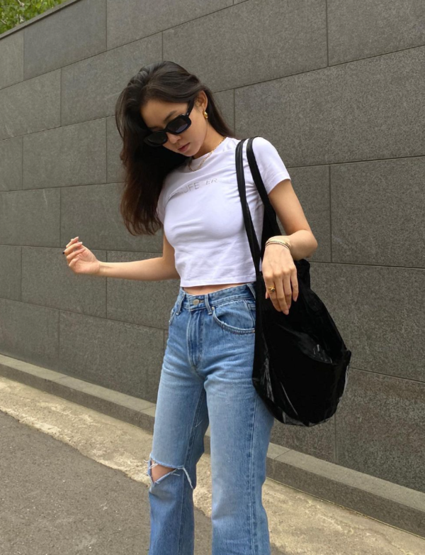 흰 티에 청바지로 이렇게 예쁠 수가 있다고 이포커스