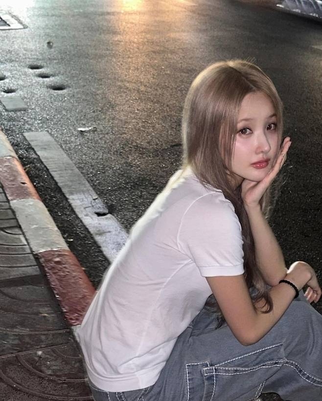심신 딸 벨 디즈니 공주 실존흰 티에 청바지 입고 밤 산책 스타와 패션