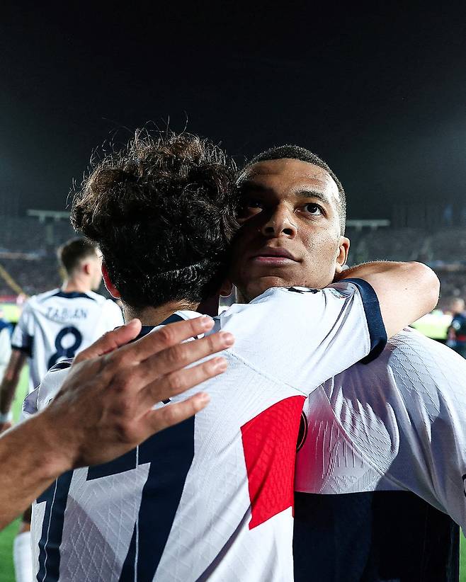 '음바페 폭발' PSG, 바르셀로나에 4-1 대역전 드라마...3년 만에 UCL 4강 진출, 이강인 후반 교체 출전