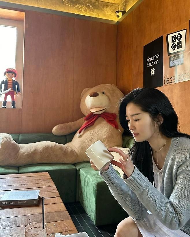 류이서 롱다리 곰돌이 옆서 당당한 비율 자랑원피스 카디건룩 스타와 패션