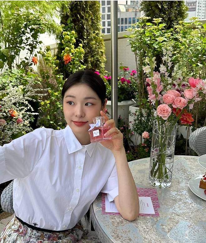 김연아 블라우스에 플로럴 스커트 입고 화사한 나들이 스타와 패션