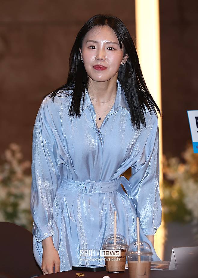 [포토S] 김아랑 위원, '화사한 하늘색 원피스 입고'