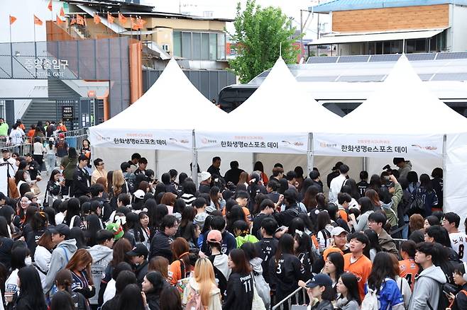‘야구e스포츠 협업→한화생명 ‘피넛 한왕호 생애 첫 시구→12경기 연속 매진 행진 Ss시선집중
