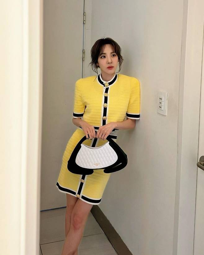 산다라박 노랗게 물들였네 상큼 발랄 스트라이프 셋업 패션 스타와 패션