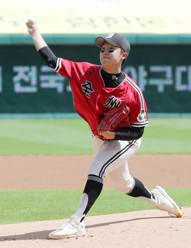 폭투에 볼넷 피홈런까지투수 최대어라던 정우주 결승서 5실점 신세계 이마트배