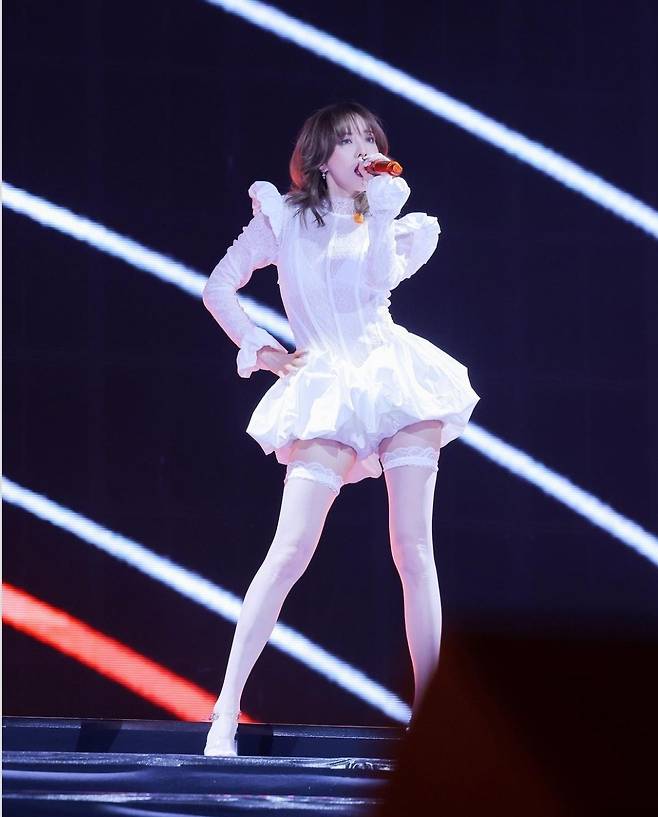 산다라박 파리 홀린 인형 미모 감탄 부르는 시스루 벌룬 미니 원피스룩 스타와 패션