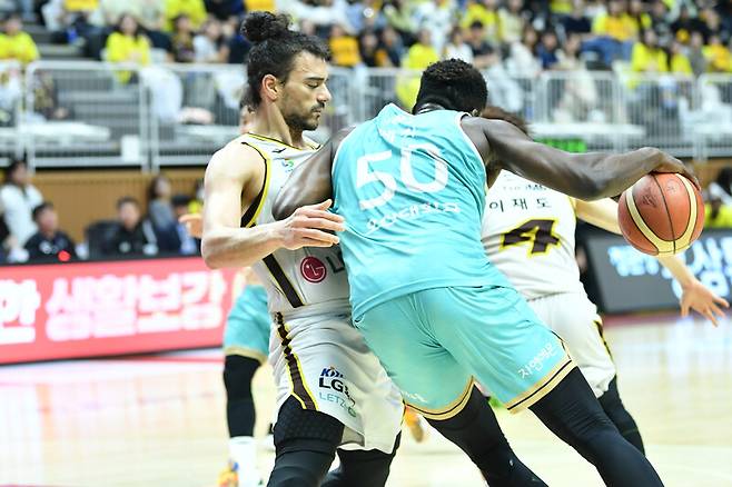 [KBL 4강 PO] '흥분 주의보' LG, 상수였던 아셈 마레이가 변수 됐다