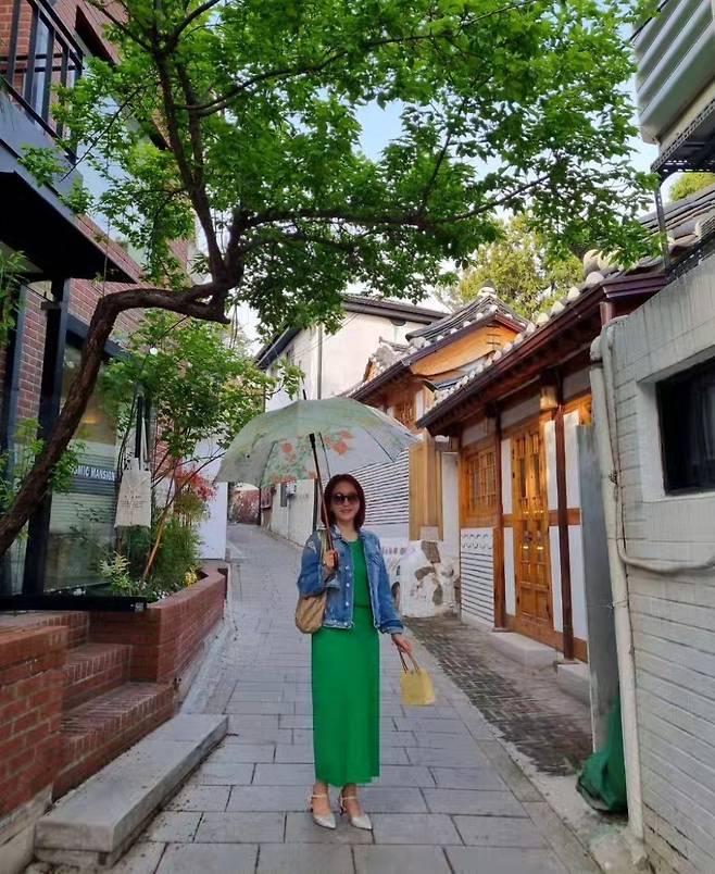 김정난 통통 튀는 재벌집 막내딸 느낌 오렌지 레드 염색으로 화사한 봄날 미모 완성 뷰티는 내운명