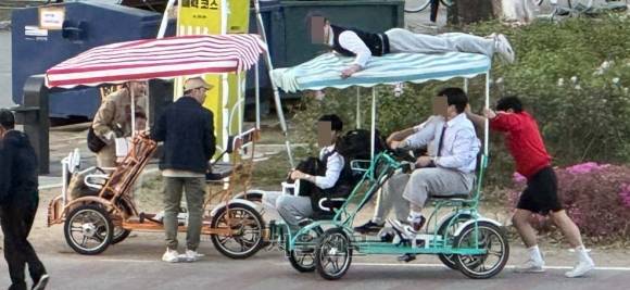 지붕 올라타고 역주행 추월 한강공원 ‘4인승 자전거 아찔 주행